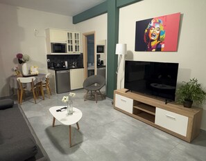 Family Studio Suite, 4th Floor | Área de estar | TV de tela plana 42 polegadas com canais digitais, TV