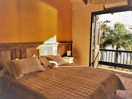 Suíte luxo, vista para a piscina | Roupas de cama premium, frigobar, escrivaninha