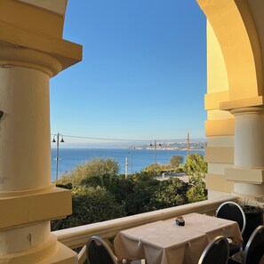 Café da manhã continental todos os dias (EUR 5 por pessoa) 