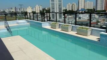 Piscina exterior, espreguiçadeiras