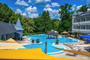 3 piscinas interiores, piscina exterior, guarda-sóis, espreguiçadeiras 