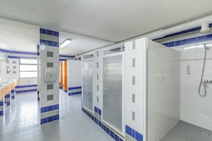 Dormitório Partilhado, apenas para homens, casa de banho partilhada (1 bed in 4 Bed Dorm) | Casa de banho | Um polibã, toalhas fornecidas