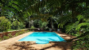 Piscina exterior, espreguiçadeiras