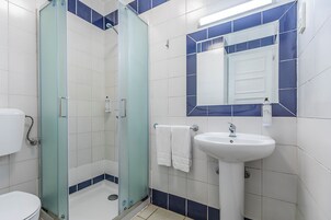 Quarto duplo, banheiro privativo | Banheiro | Chuveiro, chuveiro com efeito de chuva