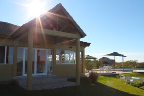 Terraço com espreguiçadeiras