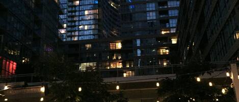 Fachada do alojamento (tarde/noite)