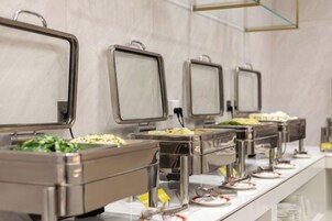 Disposição de buffet com várias estações de serviço de alimentos.