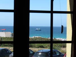 Quarto Duplo Básico, casa de banho partilhada, vista para o mar | Vista para a praia ou o mar