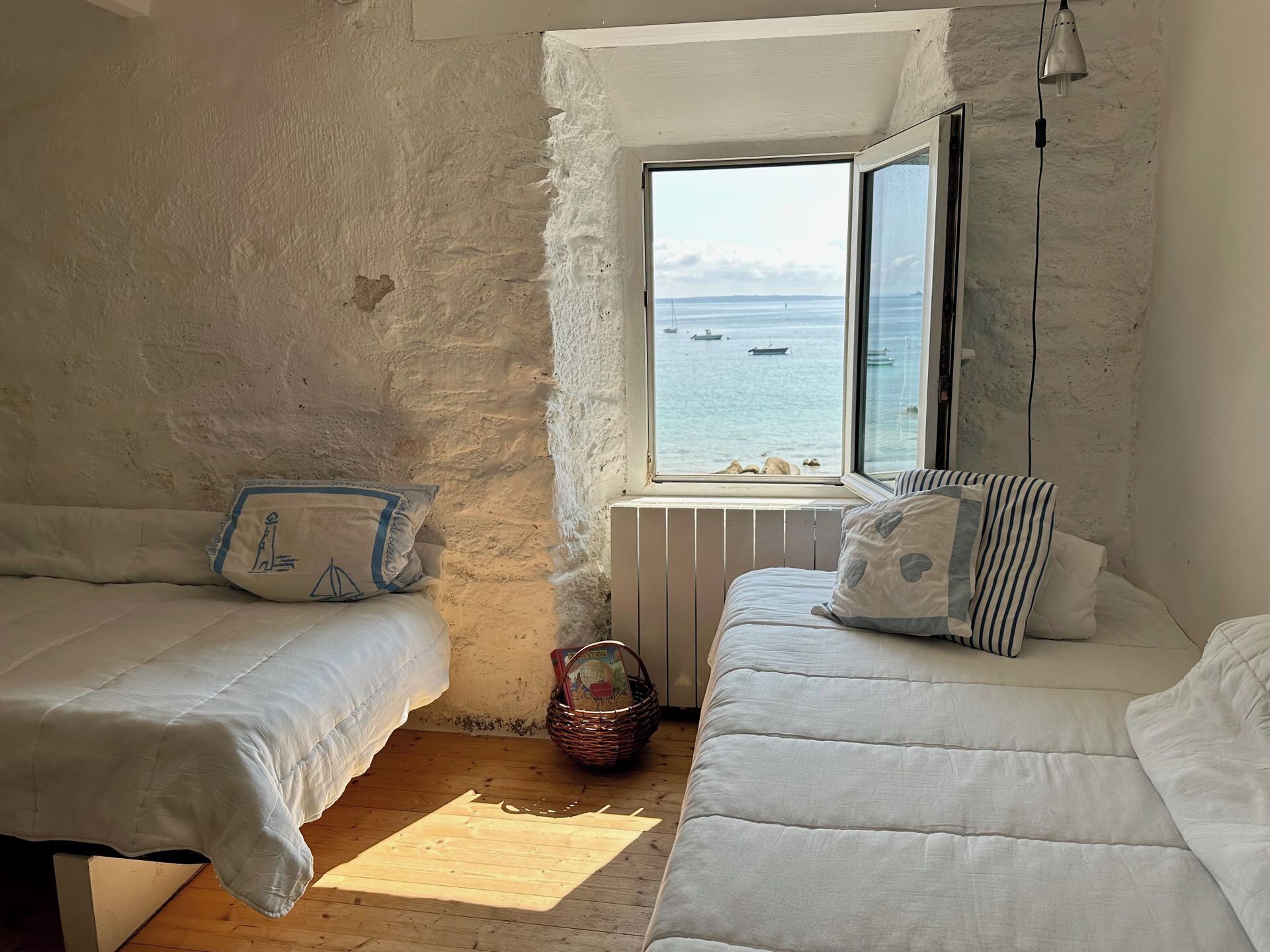 Maison Sur L'île De Sein, Les Pieds Dans L'eau, Pouvant Accueillir 12 Personnes - Île de Sein