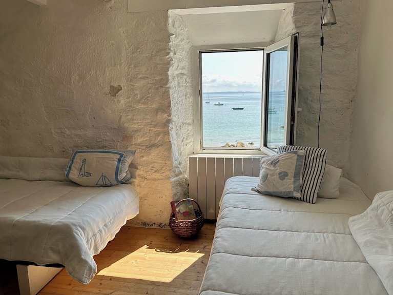 Maison Sur L'île De Sein, Les Pieds Dans L'eau, Pouvant Accueillir 12 Personnes - Île de Sein
