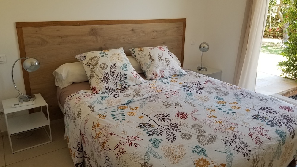 Ground Floor, Large Covered Terrace And Garden, Quiet, Air-conditioned - Figari