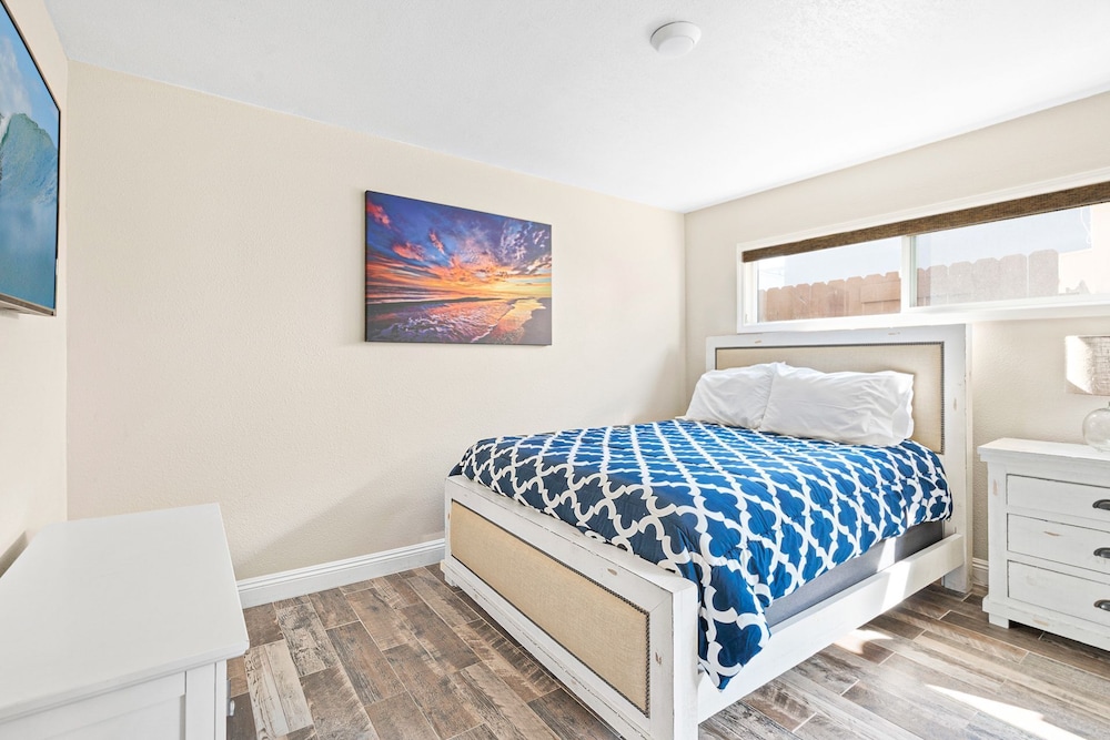 Popular Newport Dream Vacation Home | Rear Downstairs Unit W/ Ac! | Flanked By Ocean & Harbor! - Newport Beach, CA