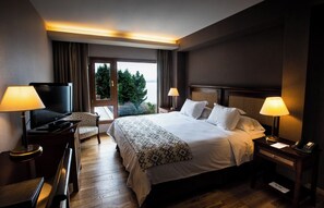 Quarto casal standard, 1 cama de casal, vista parcial para o lago | Frigobar, cofres nos quartos, escrivaninha, cortinas blackout