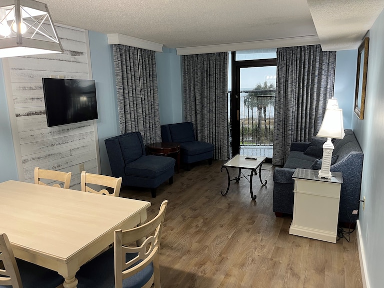 Oceanfront 3 Bedroom Oceanfront Condo! 6 Queen Beds! Newly Updated Large Balcony - Myrtle Beach, SC