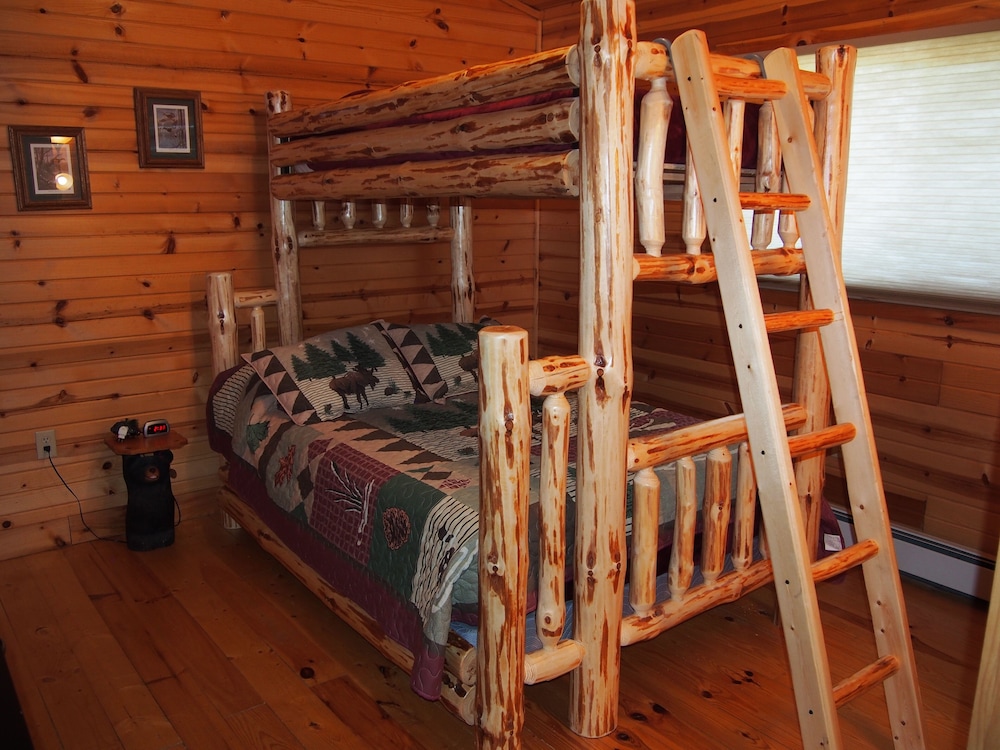Charming Log Cabin With Wood Burning Fireplace – 1 Mile From Downtown Hayward - Hayward, WI