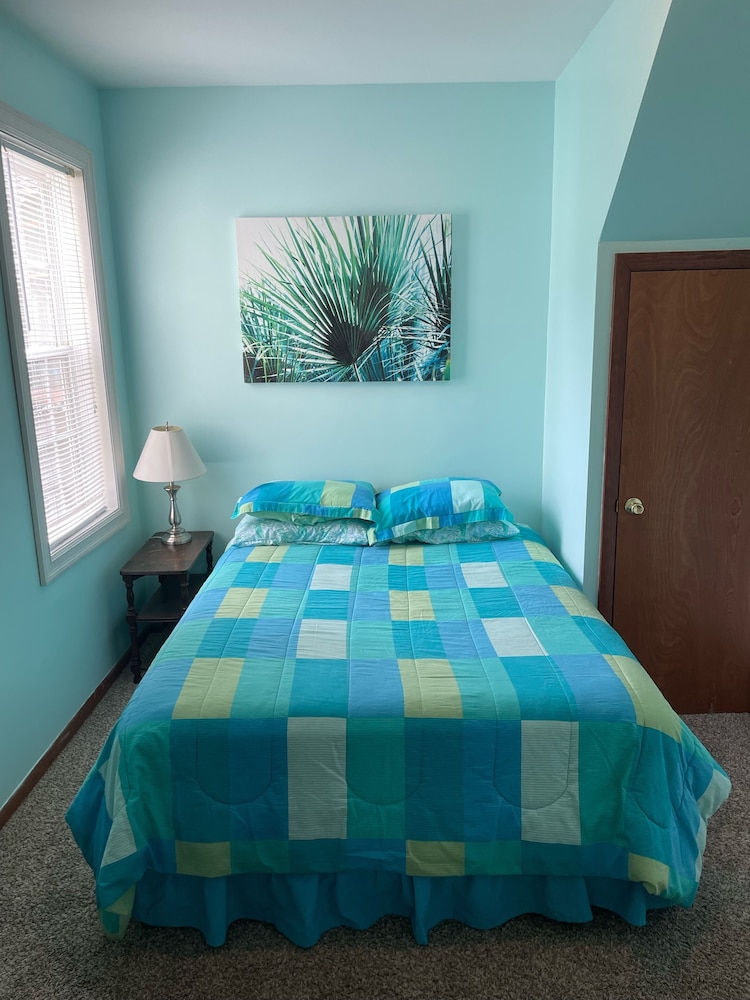 Charming 4 Bedroom In The Heart Of Grand Haven! - Grand Haven, MI