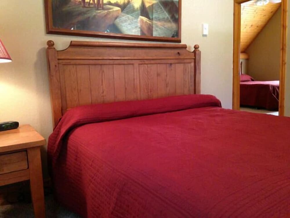 2 Bedroom Log Cabin Located In Heart Of Black Hills - Mount Rushmore, SD