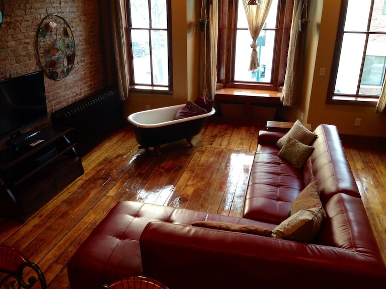 The Nest: Beautiful Apartment Style Lodging In The Heart Of Downtown Decorah. - Decorah, IA