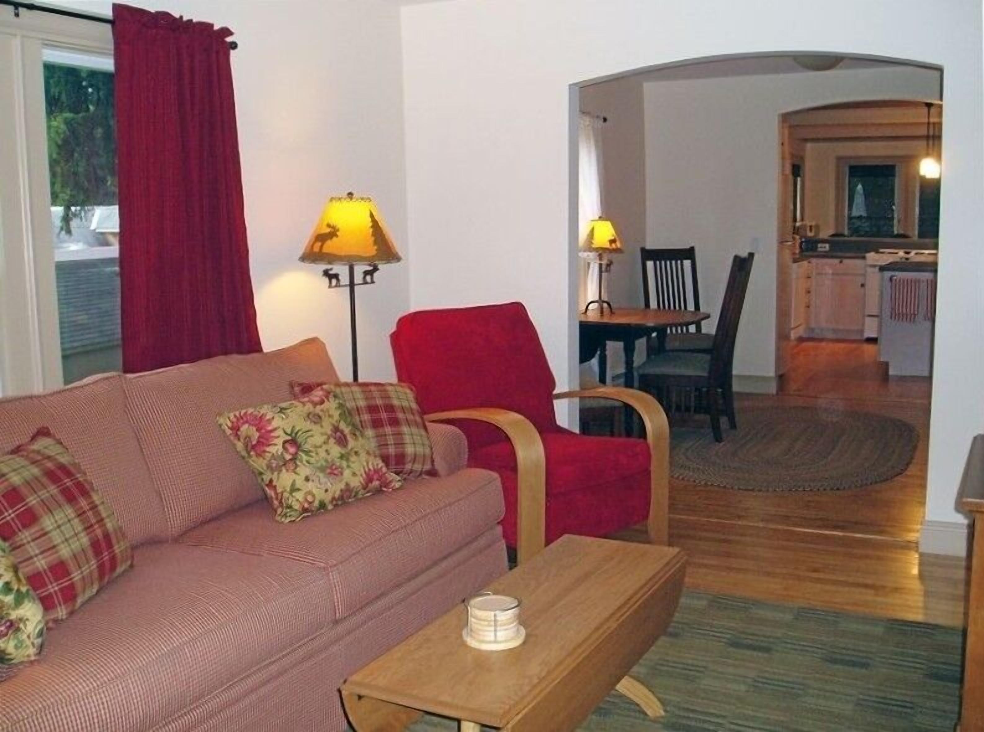 Charming Downtown Williamstown Cottage - 5 Min Walk To Campus - The Berkshires, MA