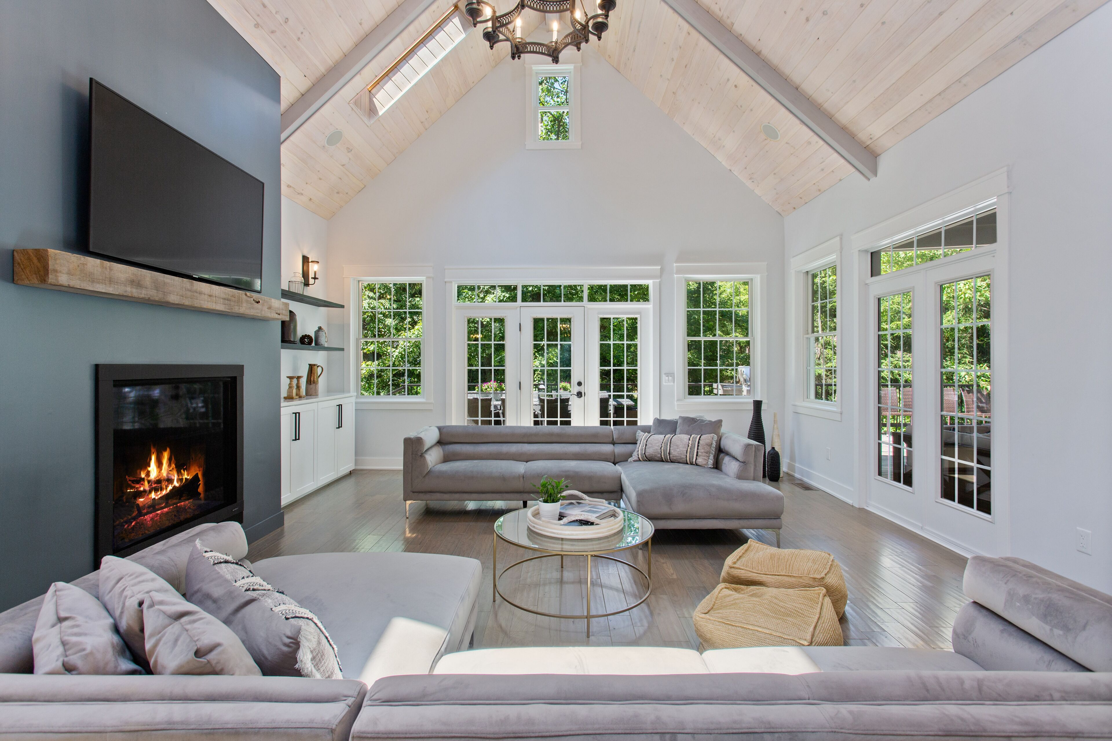 Magnificent Home, Saltwater Pool. Walk To Beach! Hot Tub Open Year Round! - New Buffalo, MI