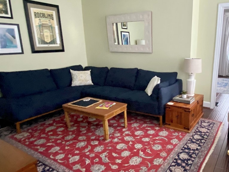 Mt. Adams1st Flr 2-bdrm Apt W/courtyard. Parking! No Cleaning Fee! - Cincinnati