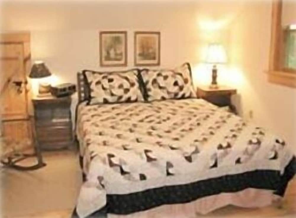 3br/2ba. Mtn Cabin- Cool, Rocky Mtn. Stream. Prime Fall Weeks Available - Cashiers, NC