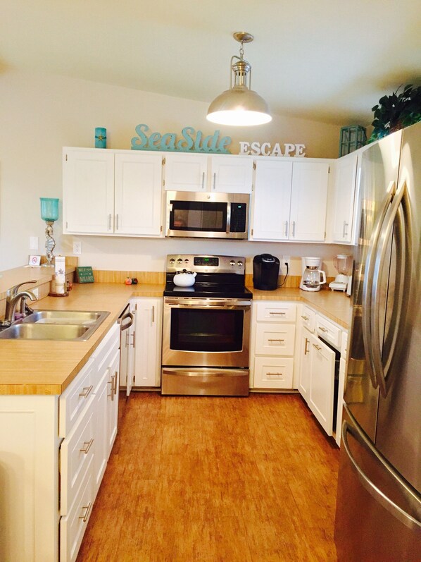 Adorable Seaside Escape! Pet And Family Friendly! LICENSE # RRDP ...