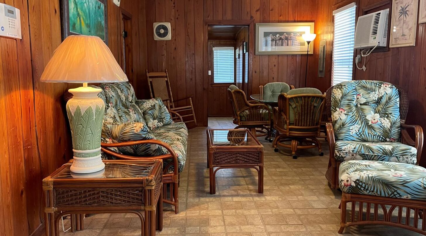 Charming 2br / 1ba Cottage < 2 Min Walk From Beach On Anna Maria Island Florida - Anna Maria, FL