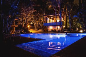 Piscina exterior, guarda-sóis 