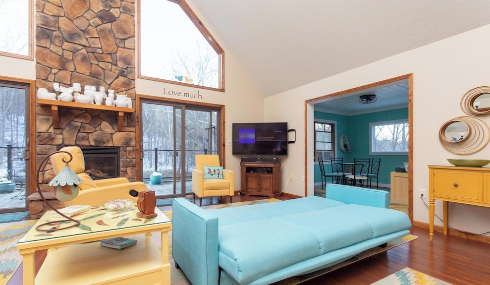 Chalet In West Virginia On The Cacapon River. Sleeps 8 - West Virginia