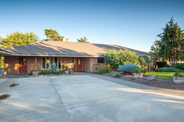 Riverfront Ranch House in Wine Country - Prosser | Vrbo