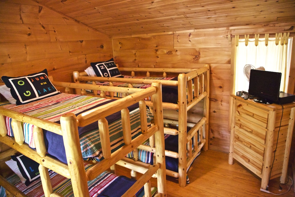 Summer Fun At The Lake! 4 Bedroom, 4 Bath Cabin With Dock & Fire Pit! - South Carolina