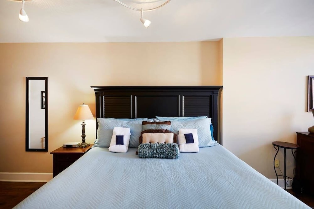 Telfair Loft 310: Parking Paid In City Center - Wilmington Island, GA