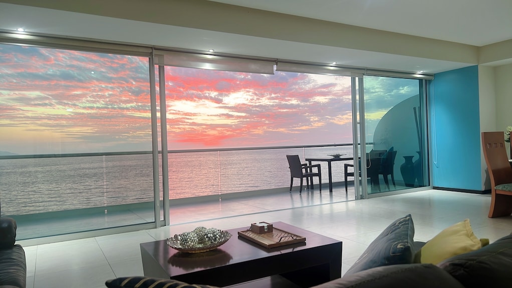 Péninsule Condo. Face à La Plage, Vue Magnifique, 3 400 Pieds Carrés Unité 4 Br Corner.<br> - Puerto Vallarta