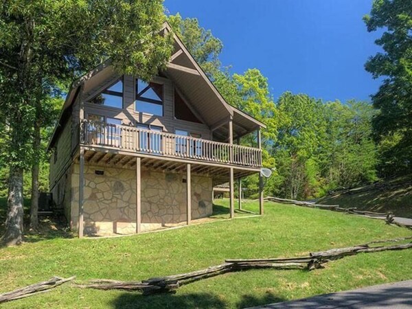 Serenity: Close To Gatlinburg - Brand New Hot Tub - Pet Friendly - Pigeon Forge, TN