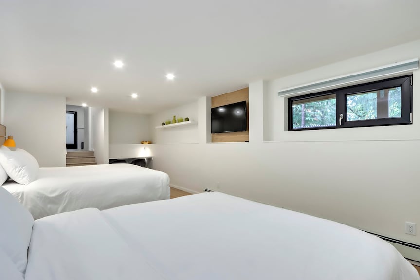 Modern King-size Guest Suite - New Westminster