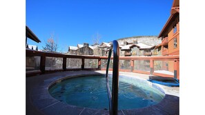 Ski-in/out Center Village Penthouse w/ HotTub 5 Queen Beds - Copper ...