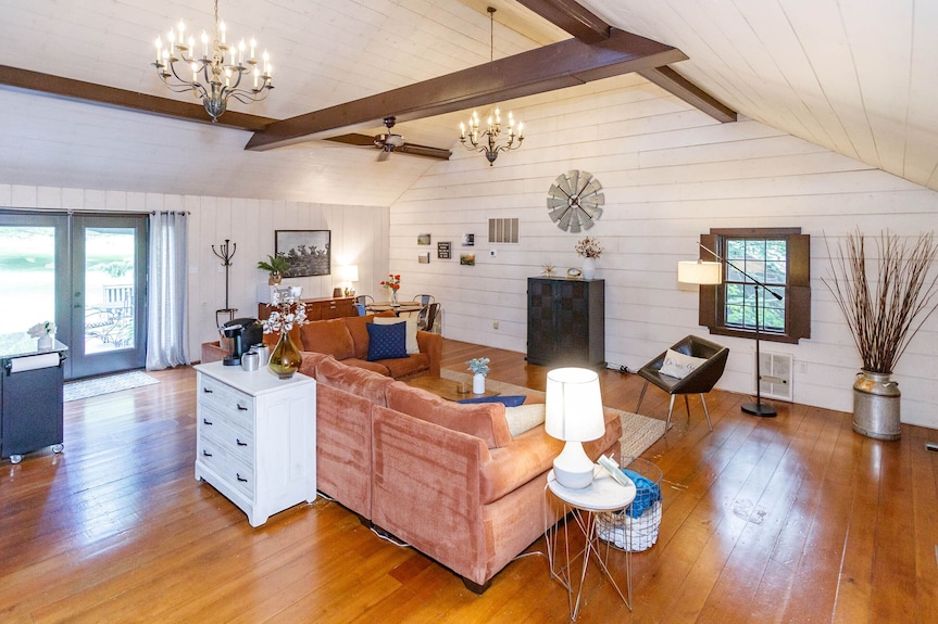 Historic, Yet Modern Carriage House Loft Apartment Nestled In Lancaster County. - Pennsylvania