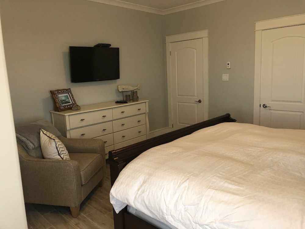 Stunning Waterfront Home On The Bay, Only 22 Minutes From Downtown St. John's - Paradise