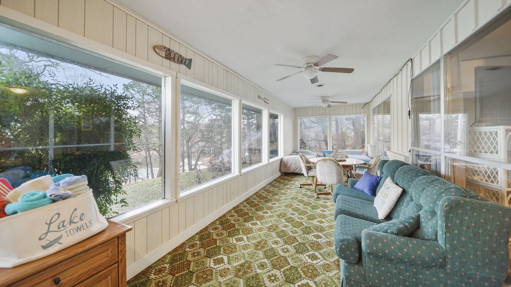 Lakefront! Beautiful Views! Sleeps 24 People! 7 Bdrm, 3 Bath - Incredible Charm! - Oklahoma