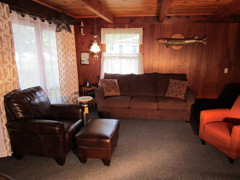 Enjoy A 4-bedroom Vacation Home With 75 Feet Of Lake Frontage On Chautauqua Lake - Chautauqua Lake, NY