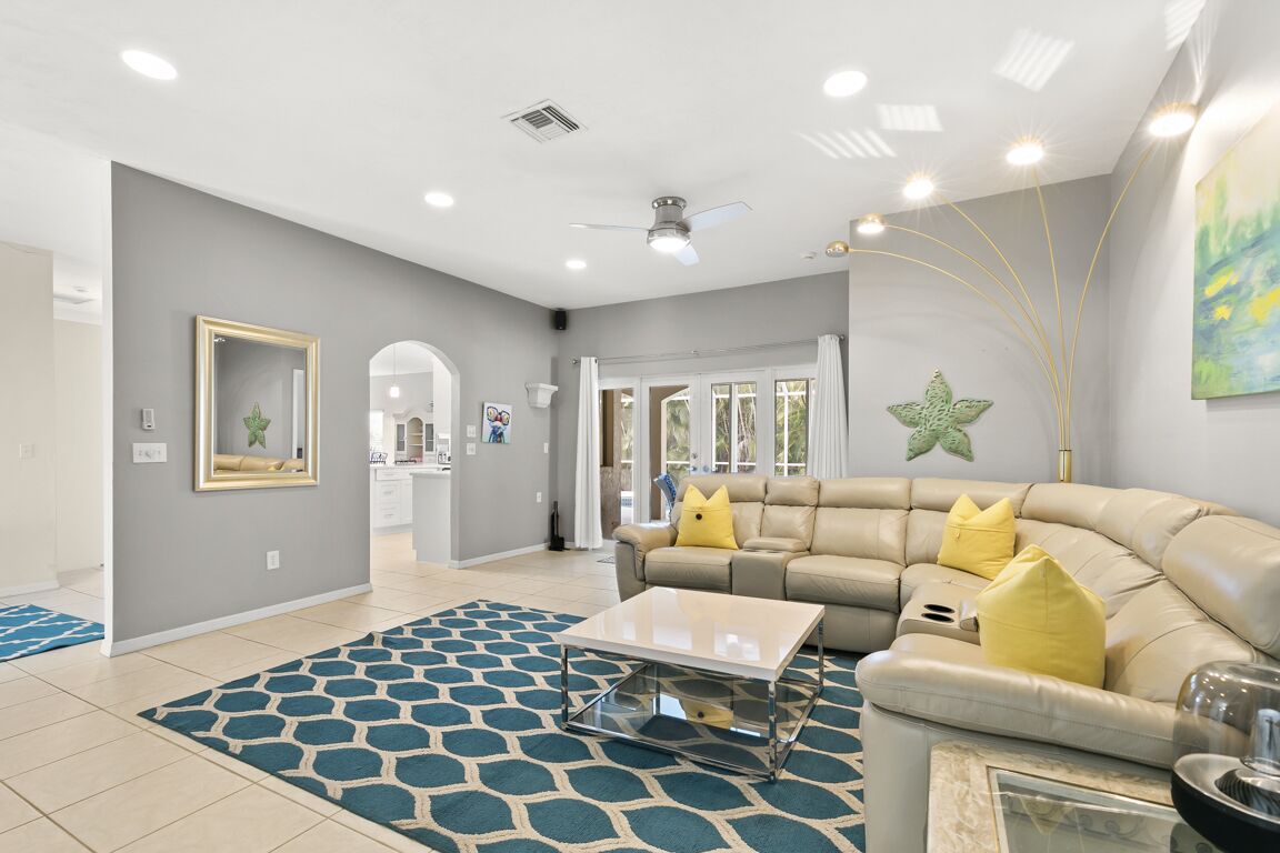 Paradise - 5 Min Walk To Beach!  3 Bedroom, 2 Bath, Sleeps 8! - Marco Island, FL