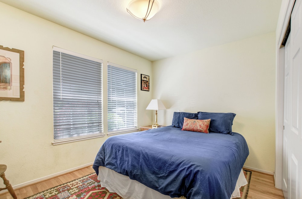 Walk To Downtown From This Spacious Home - Napa, CA