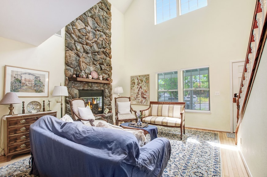 Walk To Downtown From This Spacious Home - Napa, CA