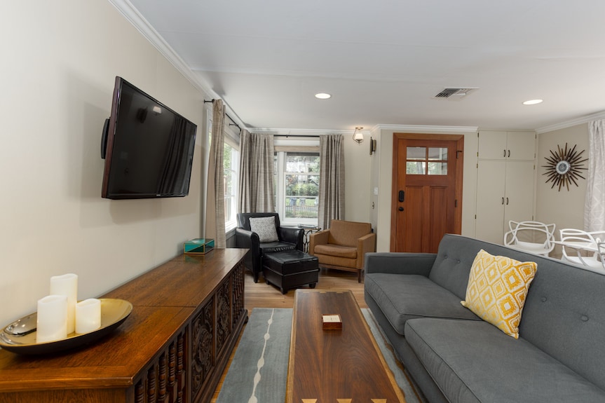 Contemporáneo Chic Cottage Cerca De Downtown Bend Con Bañera De Hidromasaje - Bend, OR