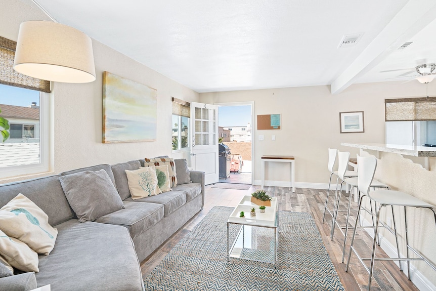 Popular Newport Dream Vacation Home | Rear Upstairs Unit W/ Ac! | Flanked By Ocean & Harbor - Newport Beach, CA