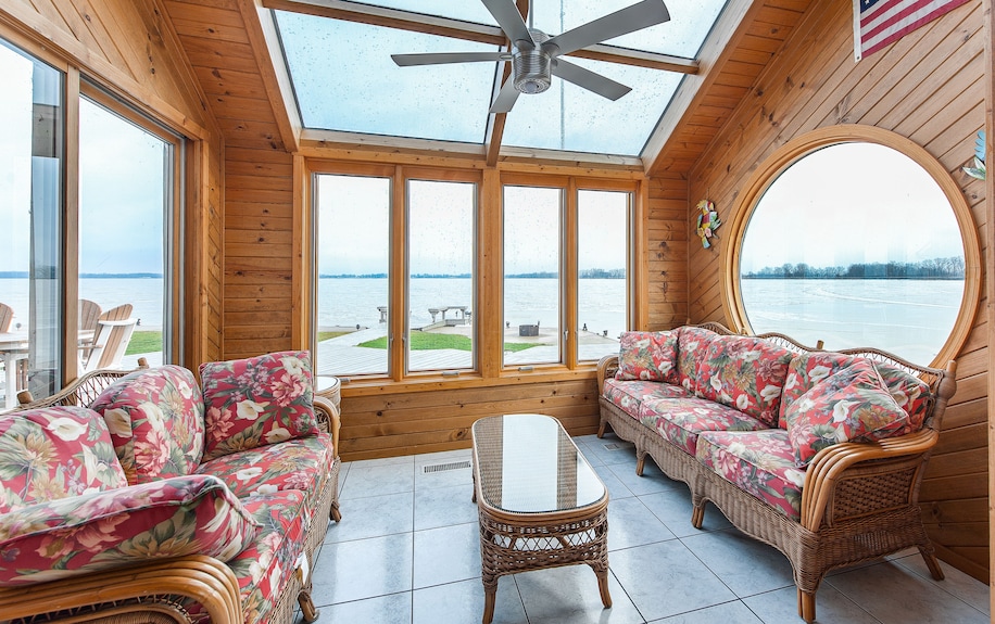 Lake Front 4-bedroom Vacation Home With Pool And Tiki Bar! - Splash Pad, New Knoxville