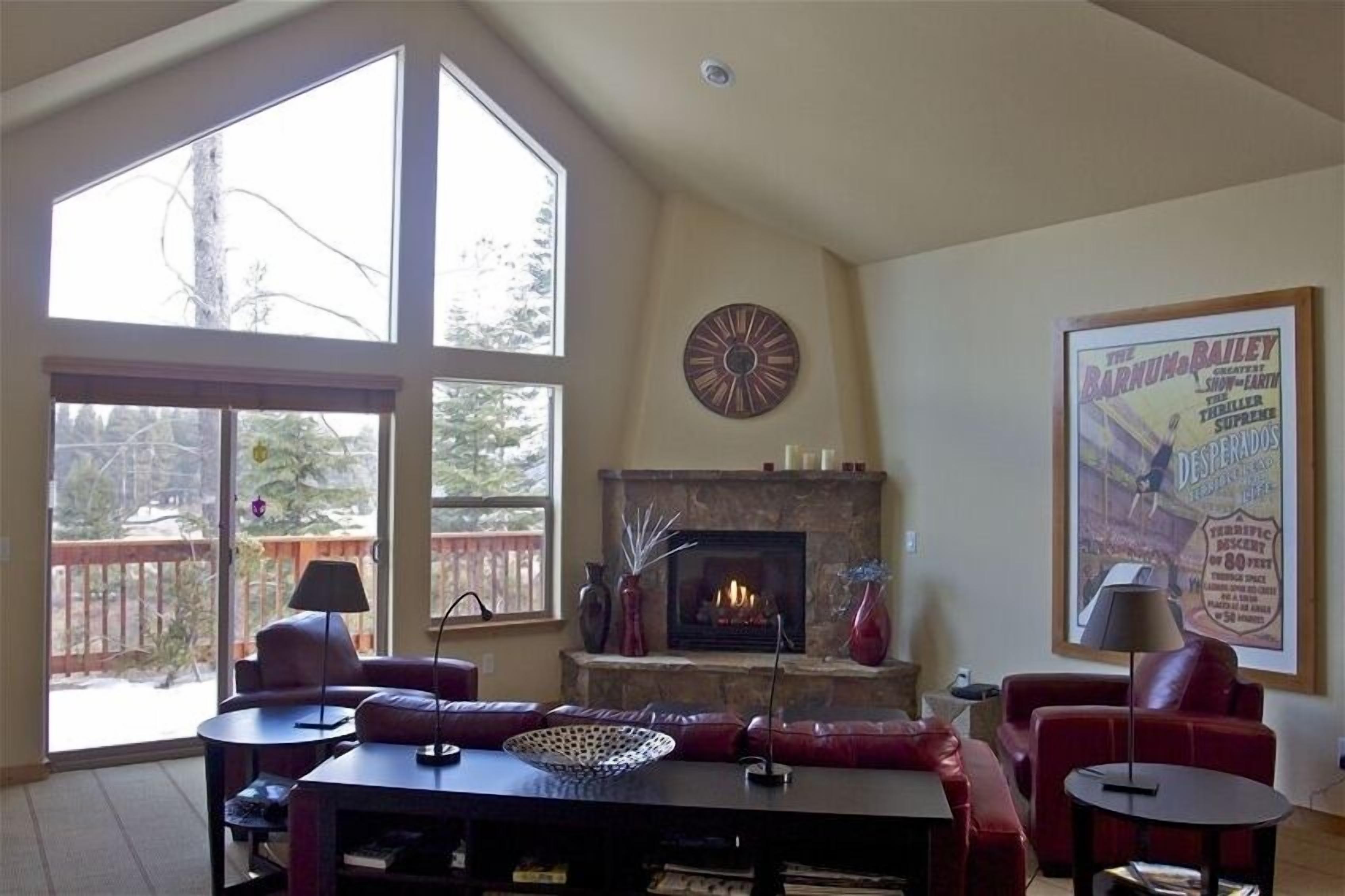 Super Clean Luxury Home W/hot Tub & Steam Shower. Walk To Town & Regional Park! - Truckee, CA