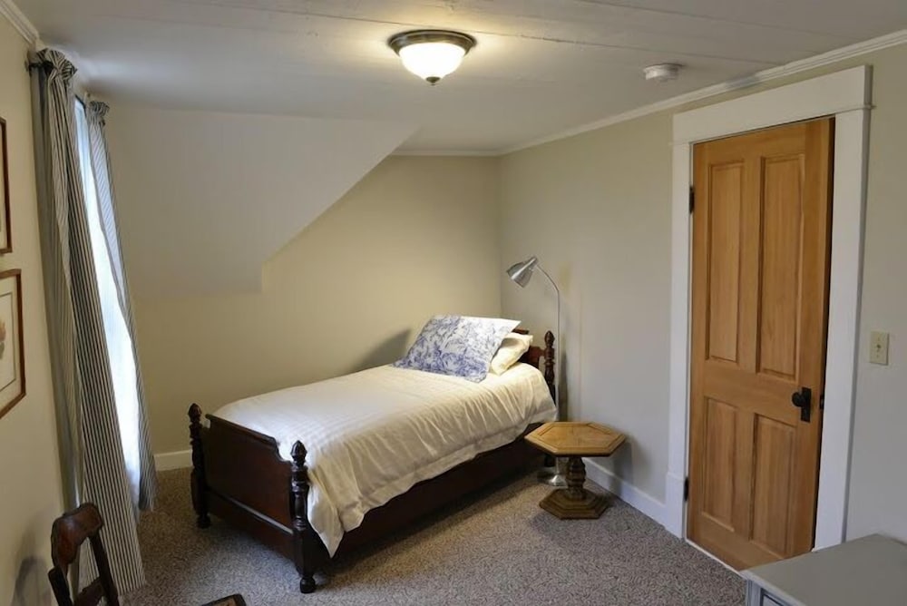 Get Away From Crowds! Enjoy Peace, Quiet, Firepit, Acreage And Neat Farmhouse. - Whidbey Island, WA
