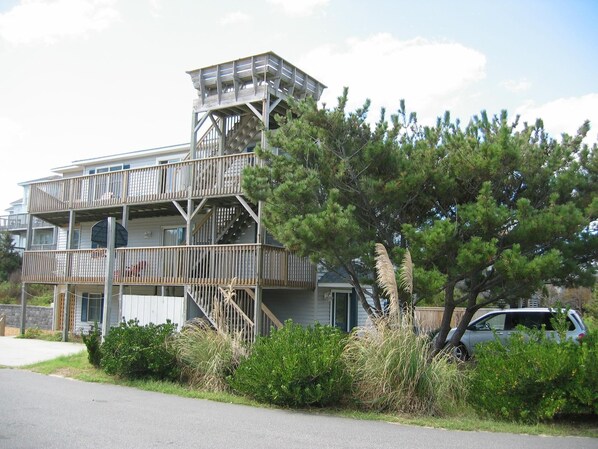 Just A Few Steps To The Beach In This Relaxing Beach Home With Pool And ...